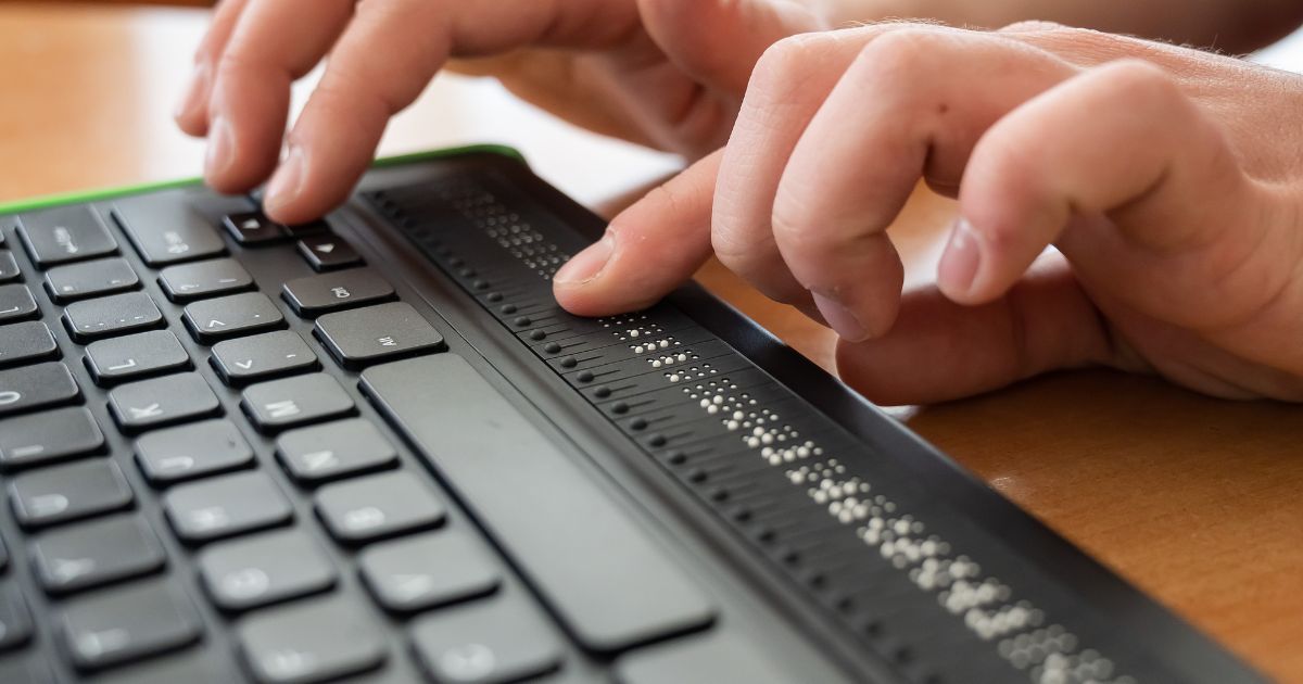 Cómo Elegir La Pantalla Braille Correcta En 2024 Si Es Una Persona Ciega